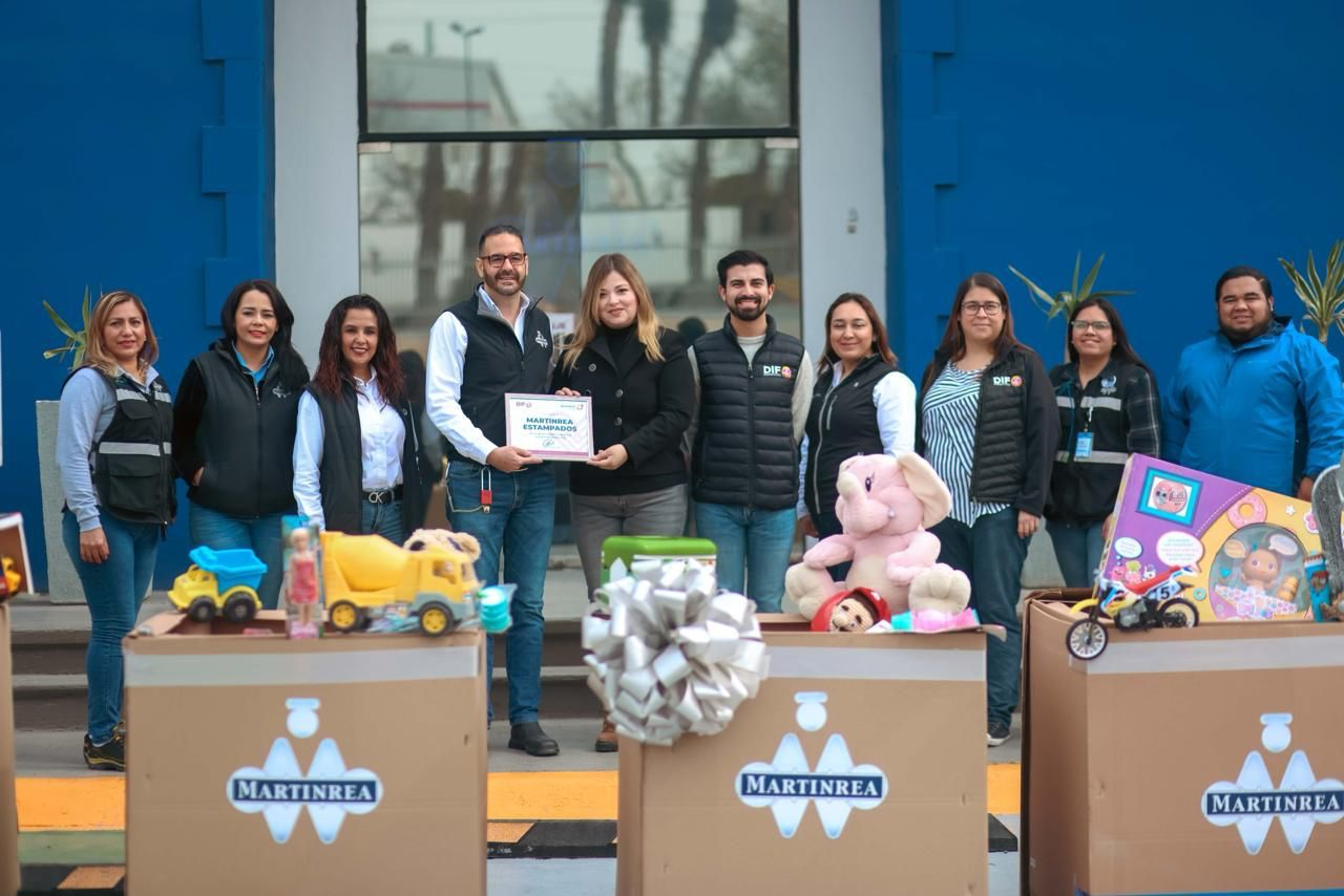 RECIBE ANA LUCÍA CAVAZOS DONATIVO DE JUGUETES DE MARTINREA ESTAMPADOS ...