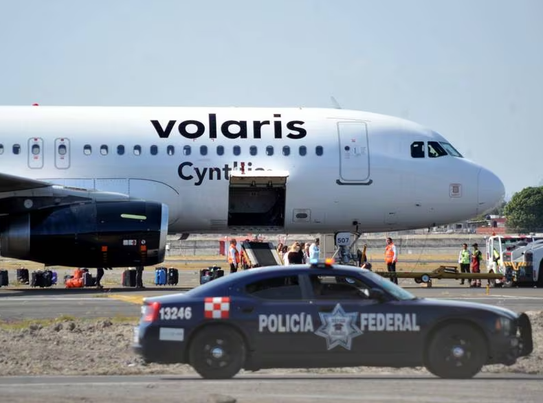 Pasajera de Volaris muere en vuelo a Tijuana; ‘se sentía mal ...