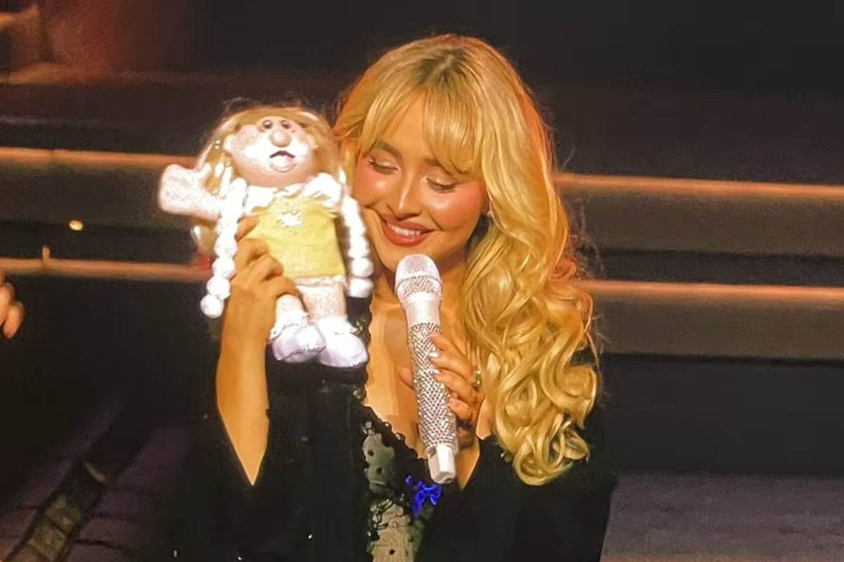 Sabrina Carpenter recibe peluche del 'Dr. Simi' durante concierto en ...