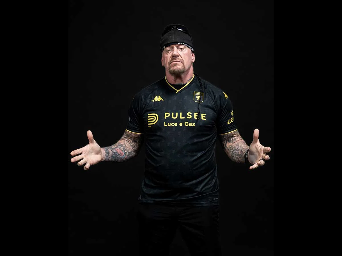 ¡The Undertaker reaparece y luce el nuevo jersey del Génova! - La ...