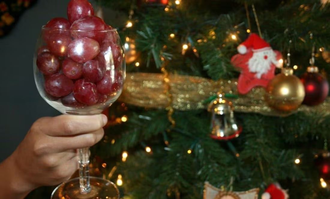 ¿Por qué comemos 12 uvas en año nuevo?; conoce las tradiciones y ...